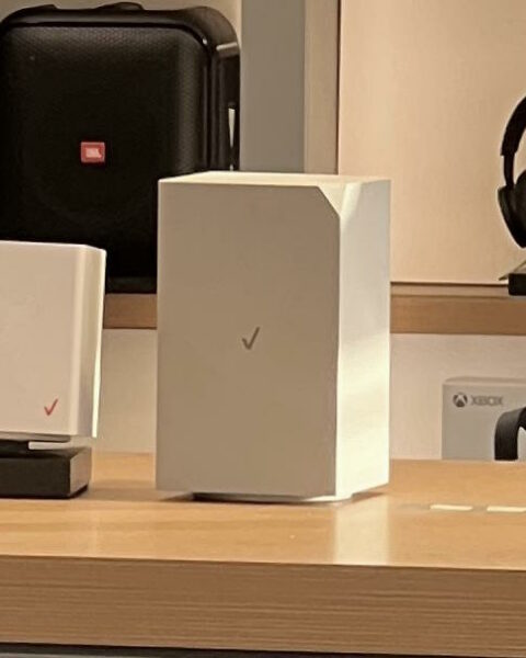 The Verizon 5G Home Internet Gateways: Overview and Comparison ...